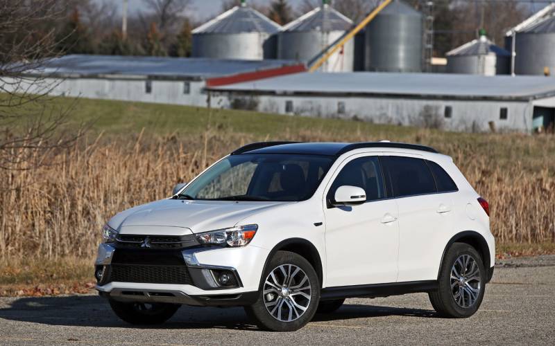 Comparison - Mitsubishi Outlander Sport 2.0 ES 2018 - vs - Vauxhall ...