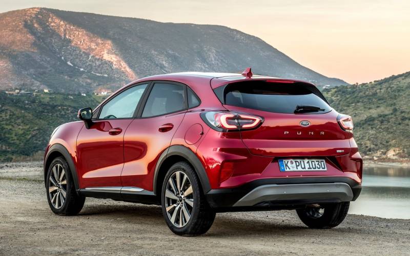 Comparison - Ford Puma Hybrid 2020 - vs - Cadillac XT4 Sport 2019 | SUV ...