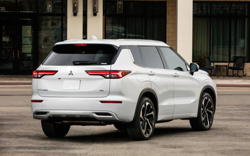 Comparison - Mitsubishi Outlander SEL 2022 - vs - Toyota Highlander ...