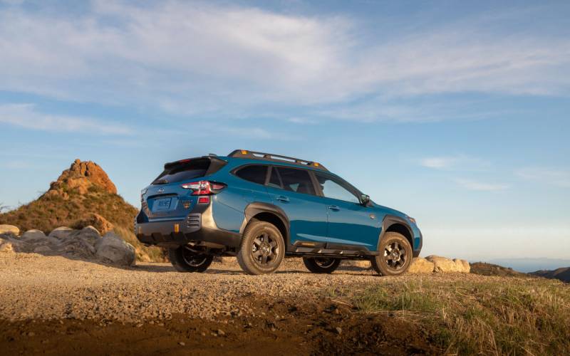 Comparison - Subaru Outback Wilderness 2022 - vs - Mitsubishi Outlander ...