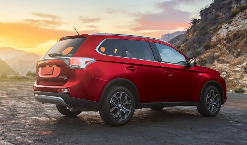 Comparison - Mitsubishi Outlander GT 2015 - vs - Toyota Highlander LE ...