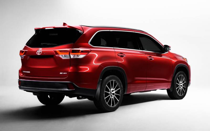 Comparison - Toyota Highlander LE 2017 - vs - Mitsubishi Outlander PHEV ...