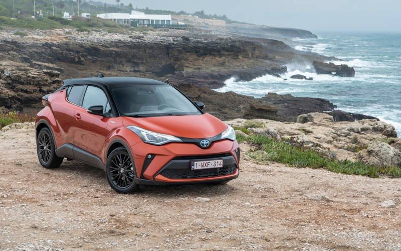 Comparison - Toyota C-HR XLE 2020 - vs - Lexus UX 250h 2020 | SUV Drive