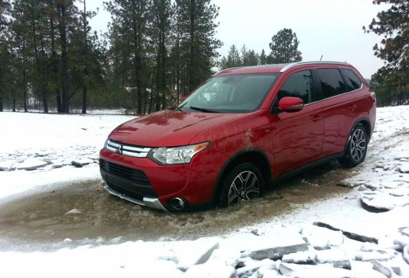 Comparison - Land Rover LR2 SUV 2015 - vs - Mitsubishi Outlander GT ...