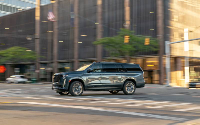 Comparison - Cadillac Escalade ESV Sport 2021 - vs - Ford Expedition ...