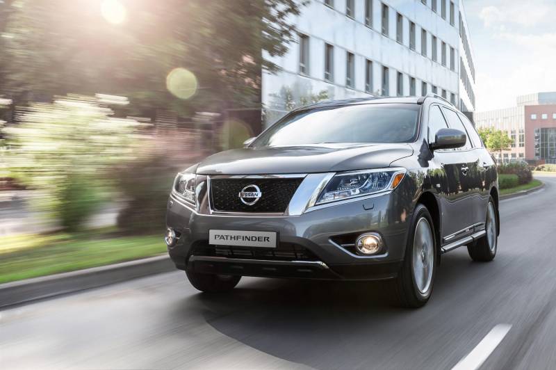 Comparison - Nissan Pathfinder SUV 2015 - vs - Jeep Grand Cherokee ...