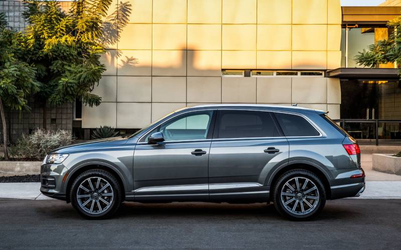 Comparison - Volkswagen Atlas R-line 2018 - vs - Audi Q7 Premium 2017 ...