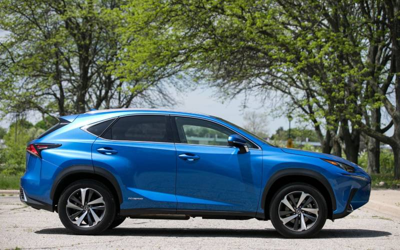 Comparison - Toyota RAV4 Hybrid SE 2018 - vs - Lexus NX 300h AWD 2018 ...