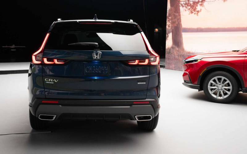 Comparison - Honda CR-V Sport Touring 2023 - vs - Lexus RX 350h Luxury ...